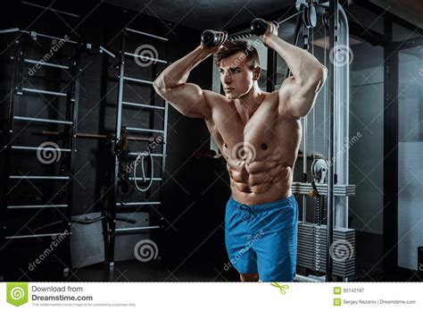 Homem Muscular Sexy Que Levanta No Gym Abdominal Dado Forma Abs