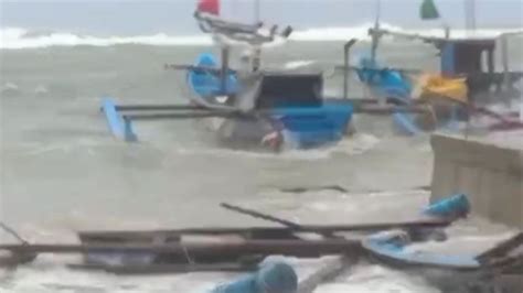 Perahu Nelayan Rusak Akibat Banjir Rob Di Pantai Ujunggenteng