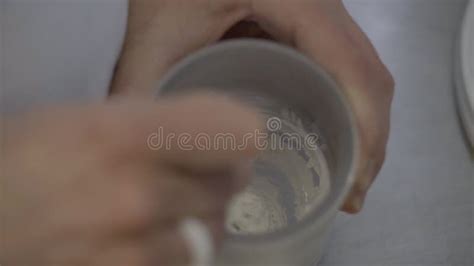 O T Cnico Dental Que Prepara A Mistura Para Os Dentes Molda Fatura De
