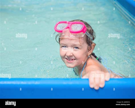 Petite Fille Nage Dans La Piscine Photo Stock Alamy