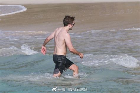 暮光男沙滩健身 赤裸上身秀六块腹肌