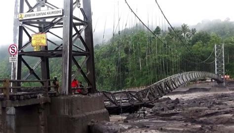 5 Jembatan Rusak Diterjang Banjir Lahar Dingin Dari Gunung Semeru BPBD
