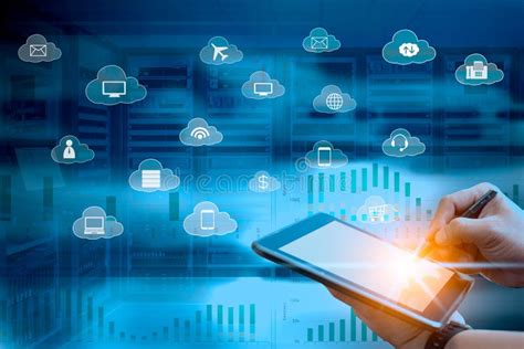 Concepto De Los Servicios De La Nube De Hombre De Negocios Usando La