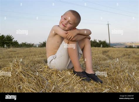 En una bala de paja el niño dormía sentado Fotografía de stock Alamy