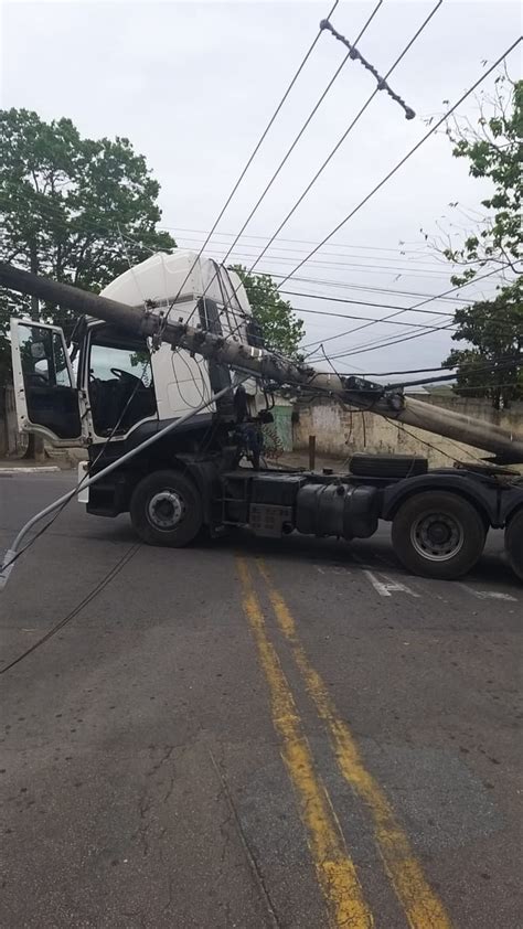 Caminhão derruba poste em acidente e deixa cerca de 30 imóveis sem