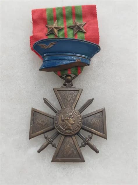 UNE MÉDAILLE CROIX de Guerre 1939 avec insigne Air 2 citations