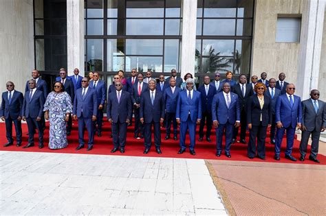 Le Chef de lÉtat a présidé le premier Conseil des Ministres du nouveau