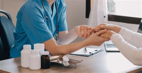 Une Femme Médecin Asiatique A Rendu Visite à Une Femme Patiente Pour