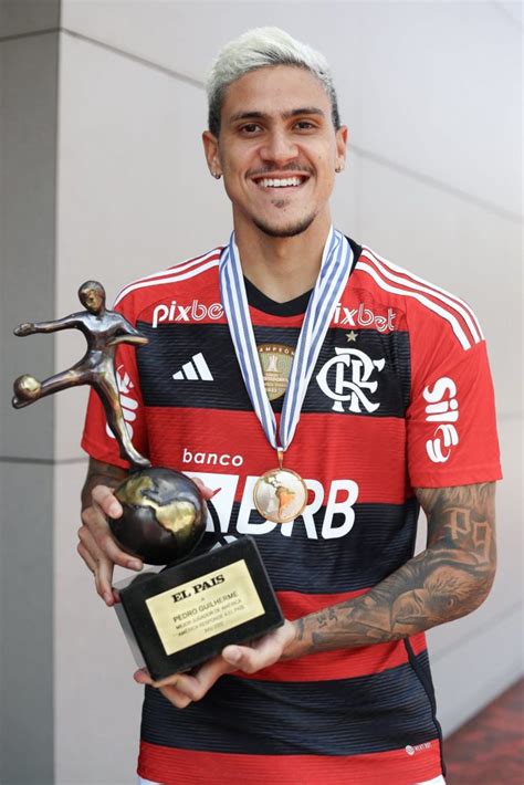 Queixada Pedro recebe prêmio de jornal estrangeiro de melhor jogador