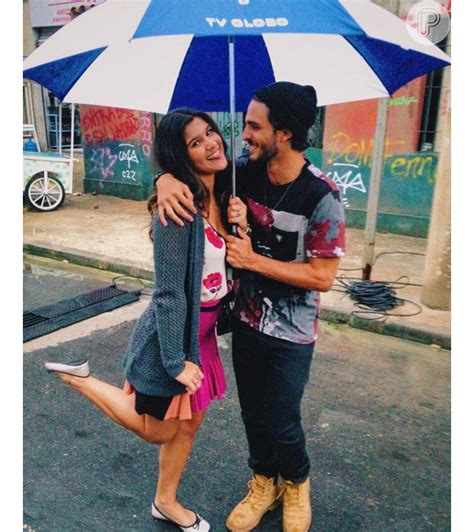 Foto Liver Livia Roger é o nome do casal vivido por Giulia Costa