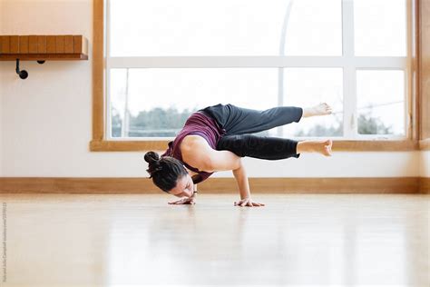 Yoga Woman Doing Tricky Pose In Yoga Studio Class Del Colaborador De