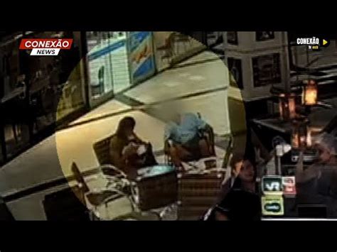 Vídeo mostra mulher em cafeteria idoso morto antes de tentar pegar