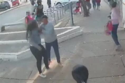 Imagens chocantes mostram momento em que mulher é atacada e morta por