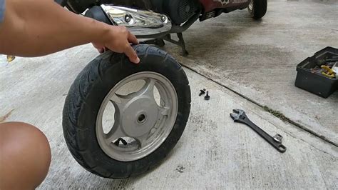 C Mo Cambiar Llanta Trasera De Scooter An Suzuki Youtube