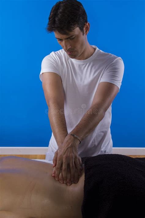 Masseur Professionnel Faisant Le Massage Sur Le Corps De Femme Dans Le