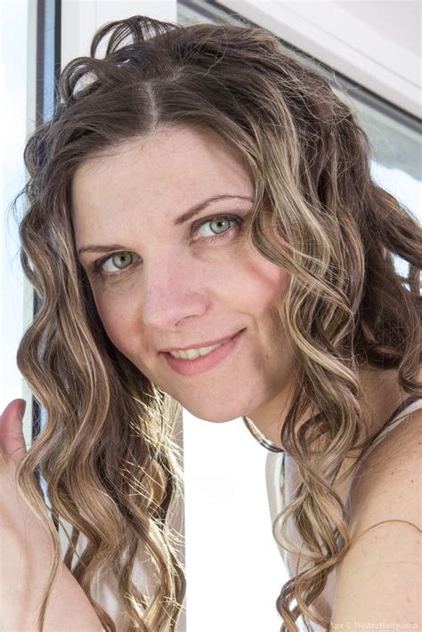 Solo Mädchen mit lockigem Haar entblößt ihre wirklich haarige Muschi