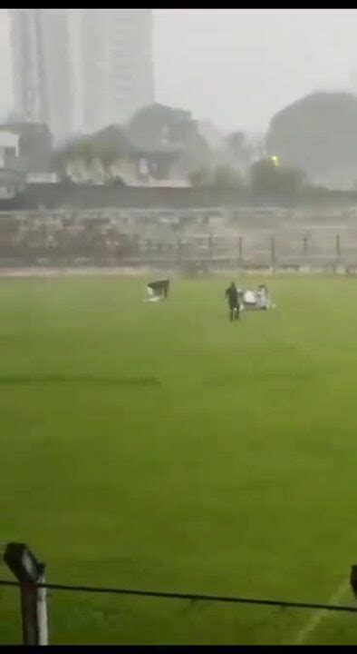 Jogador de futebol morre após ser atingido por raio no Paraná Vídeos