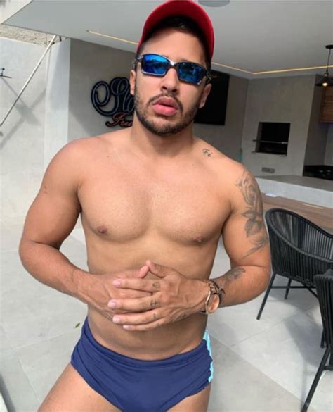 Carlinhos Maia mostra Lucas Guimarães pelado no Instagram Homens