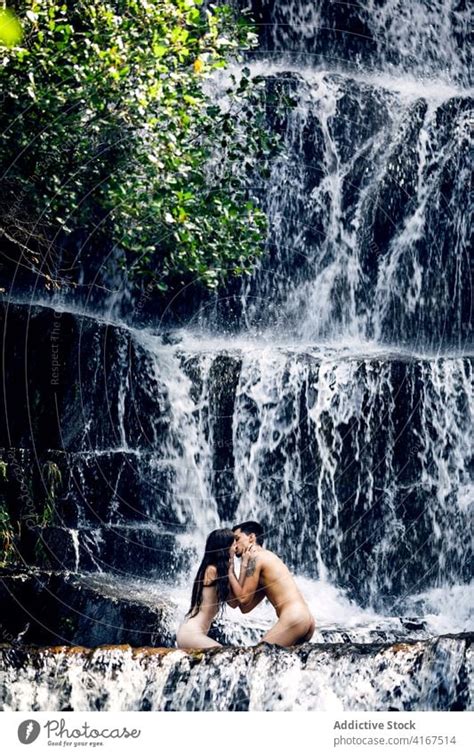 Unerkanntes Nacktes Paar Am Wasserfall Ein Lizenzfreies Stock Foto