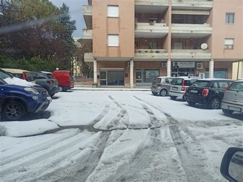 TERAMO VIOLENTA GRANDINATA TINGE DI BIANCO LA CITTA IN AZIONE VIGILI