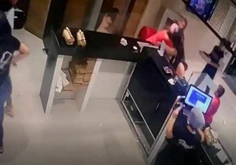 Câmera de segurança de lanchonete registrou homem agredindo ex esposa