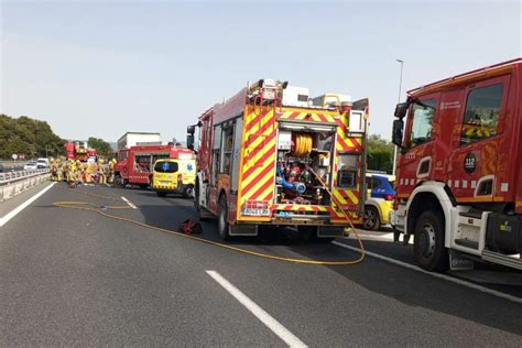 Mor el conductor d una grua després de xocar contra un camió a l A 2