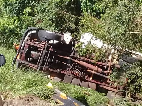 Homem fica ferido após caminhão tombar na BR 153 Éder Luiz Notícias