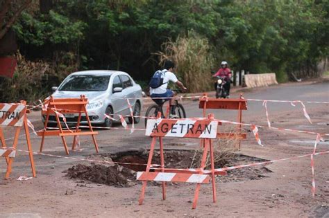 Buraco aberto durante chuvarada provoca interdição de meia pista na Rua