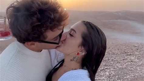 Mel Maia beija namorado em viagem romântica no deserto TV Famosos