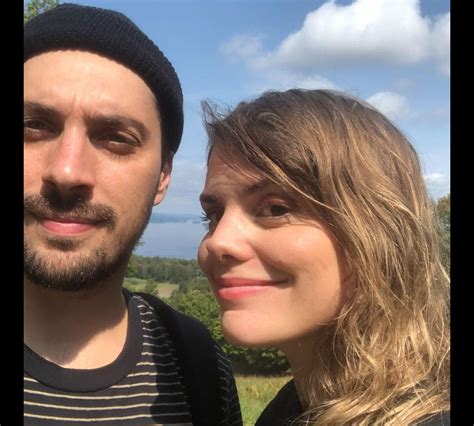 Photo Coeur De Pirate En Mode Selfie Avec Son Compagnon Marc Sur