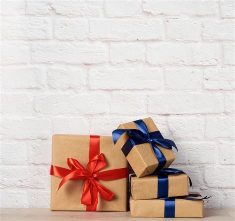 Pila de cajas envueltas en papel kraft marrón y atadas con cinta de