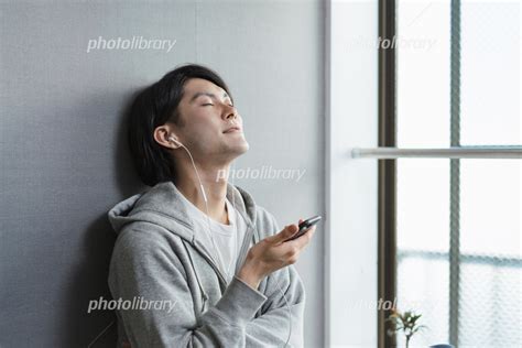 月額の音楽を楽しむ若い男性 サブスクやユーチューブ動画を見る 写真素材 6828652 フォトライブラリー photolibrary