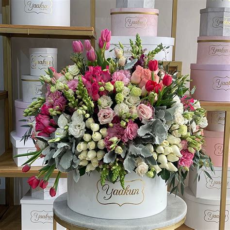 Caja circular blanca media esfera tonos blanco y rosa con tulipán rojo