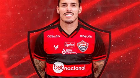 Vitória anuncia a contratação do lateral Zeca e do atacante Nicolas Dibble
