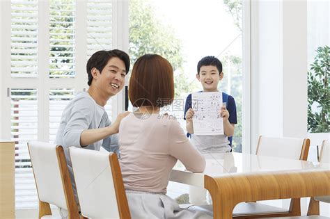 孩子放学回家给父母看成绩单高清图片下载 正版图片502112934 摄图网