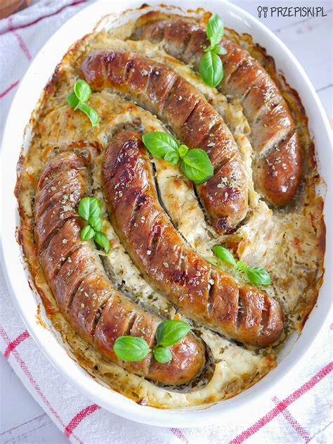 Biała kiełbasa pieczona na kiszonej kapuście