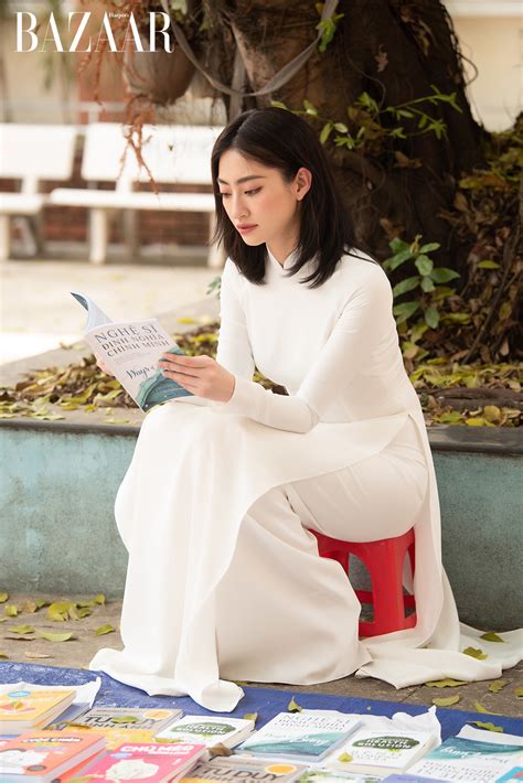 Lương Thùy Linh diện áo dài trắng trong dự án Trạm đọc