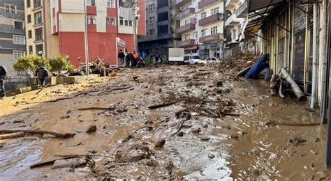 Artvin de sel ve heyelan riski nedeniyle 5 bina boşaltıldı