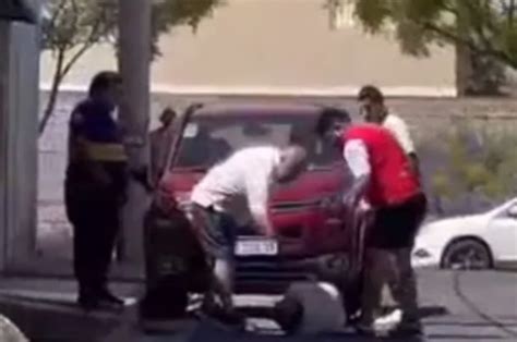 Brutal Video Taxistas Le Dan Una Golpiza A Conductor De Uber Notife