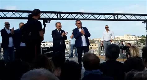 Lampedusa In Marcia Per Ricordare La Strage Dei Migranti Le Foto E Gli