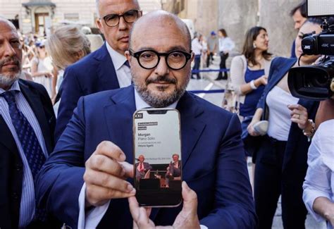 Meme Gennaro Sangiuliano Che Mostra Il Suo Cellulare Dago Fotogallery