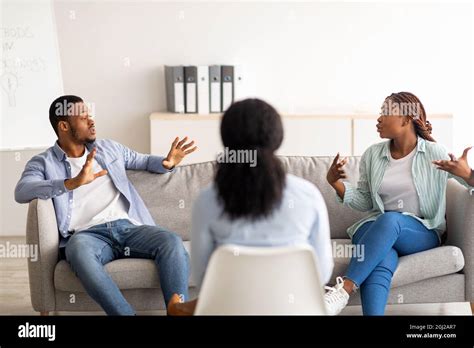 Pareja solucionando conflictos fotografías e imágenes de alta