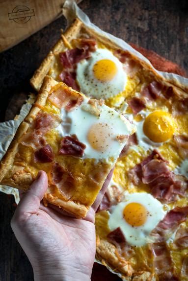 Przepis Na Ciasto Francuskie Z Serem Cheddar Jajkiem Sadzonym I