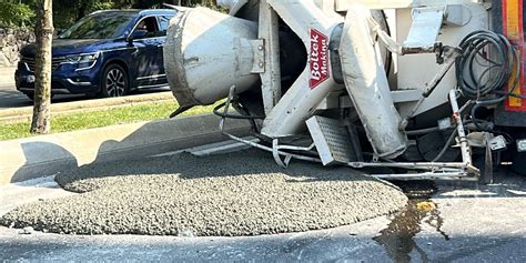 Kartal da feci kaza Beton mikseri devrildi 1 kişi yaralandı