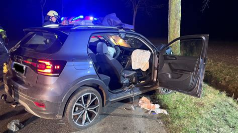 Hillerse Auto Prallt Frontal Gegen Baum Fahrer Schwer Verletzt