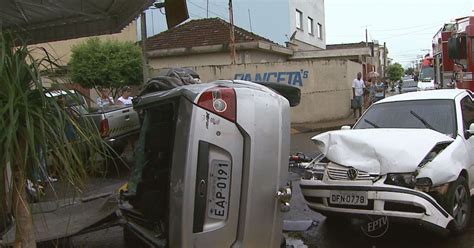 G1 Carro capota e mulher fica presa às ferragens após batida em