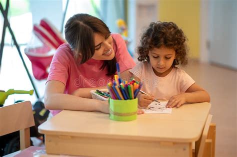 Mama Und Ihre Tochter Verbringen Zeit Mit Zeichnen Im Spielzimmer