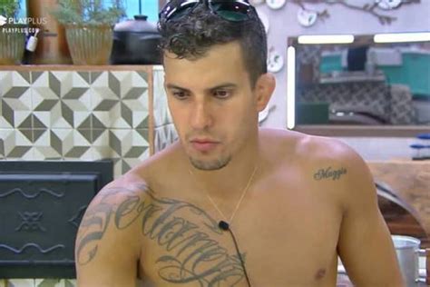 A Fazenda 10 Rafael Ilha perde a vergonha e faz striptease para peões