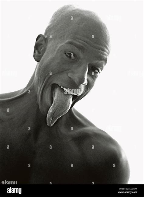 Porträt nackte Oberkörper schwarzer Mann Glatze Stockfotografie Alamy