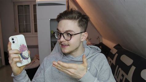 on Twitter Me dites pas il va nous faire une vidéo sur sa coque de